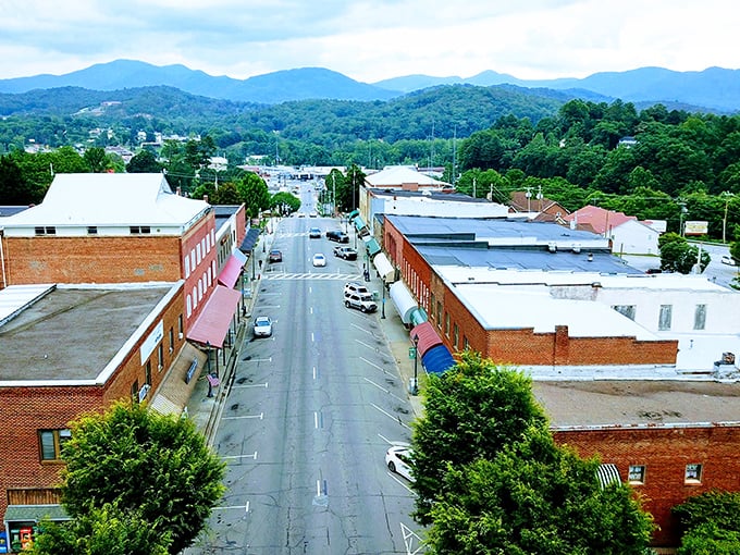 Brick storefronts, tree-lined streets, and mountain views—Franklin’s downtown offers small-town charm with breathtaking Blue Ridge beauty just beyond the horizon.