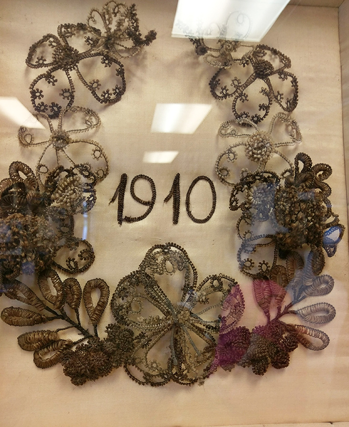 "1910" spelled out in human hair – a date preserved in strands that once adorned someone's head during the Edwardian era.