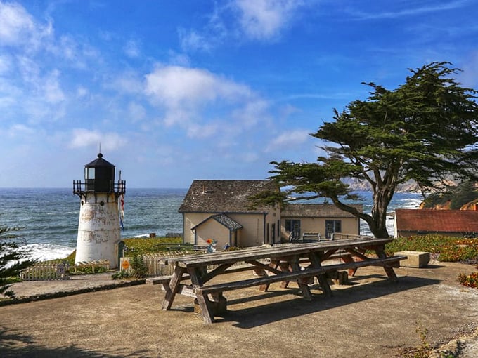 Picnic tables with a side of spectacular. Bring your sandwich—the ambiance is already provided by Mother Nature and maritime history.