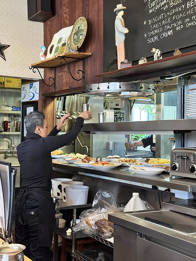 Watching these kitchen wizards at work is like seeing breakfast ballet – precise movements creating edible art that disappears minutes after arrival.