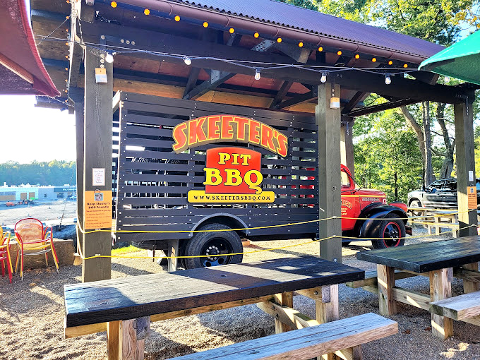 The outdoor dining area—where the smoker's siren song meets Pennsylvania sunshine for the perfect al fresco meat experience.