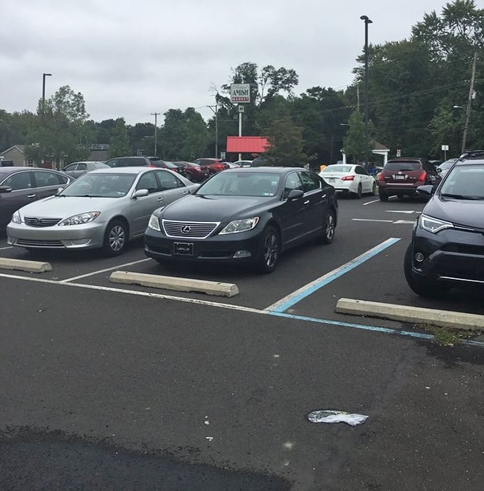 A full parking lot at a food market – the most honest restaurant review system.