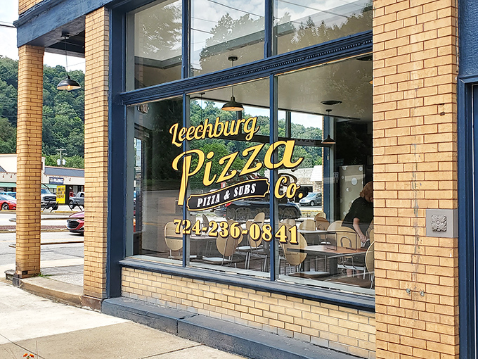Leechburg Pizza Company proves that in small towns, the best dining experiences often come with no pretense—just honest-to-goodness deliciousness.