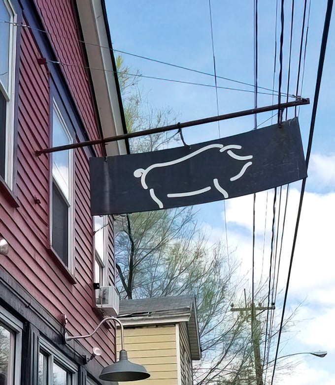 A minimalist pig sign that tells you everything you need to know – good barbecue doesn't need fancy advertising.