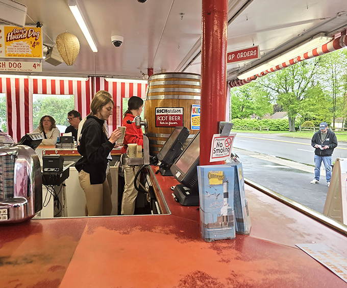 The front lines of flavor—where staff members orchestrate the delicate dance of serving up nostalgia with efficiency and genuine Ohio warmth.
