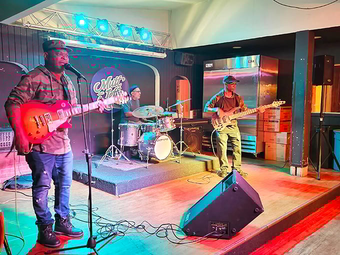 Live music transforms dinner into an event – because food always tastes better with a soundtrack.