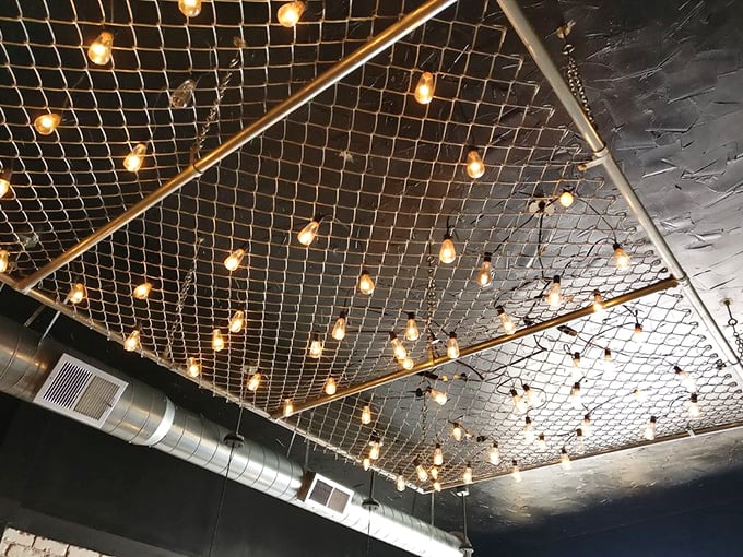 Not your average ceiling – fishing net and Edison bulbs create an unexpected maritime vibe. Proof that thoughtful design extends to every corner of this deli.