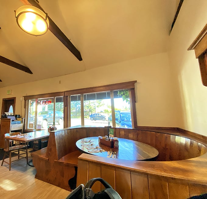 Wooden booths bathed in natural light – the perfect setting for morning conversations or contemplative solo dining with the newspaper.