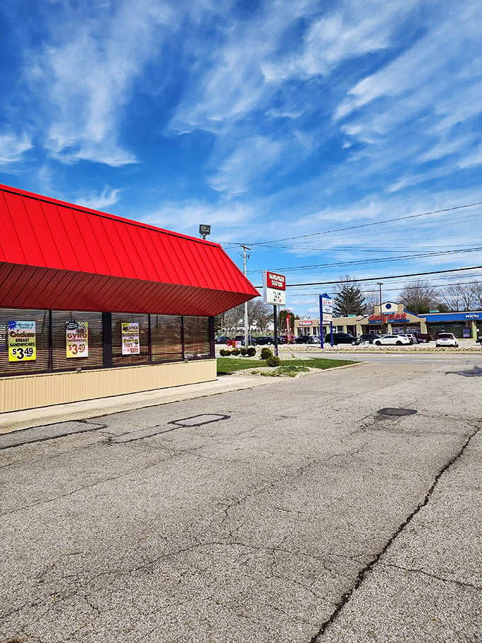 That red roof against a blue sky – the universal signal for "good food ahead." Like a burger oasis in an asphalt desert.