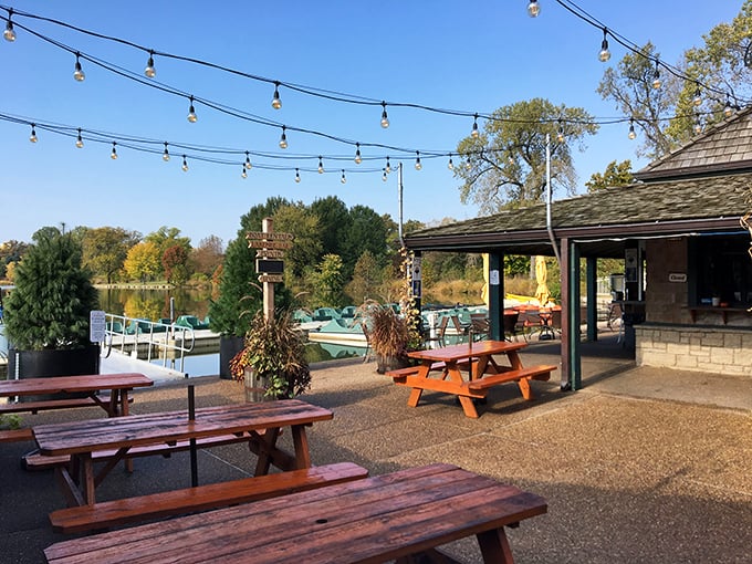 Picnic tables under string lights – where summer evenings stretch into night and conversations flow as easily as the drinks.