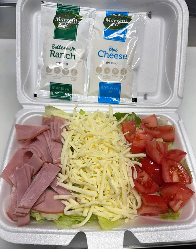 Even in to-go form, the attention to detail shines through—ham, cheese, and tomatoes arranged with care, not haste.