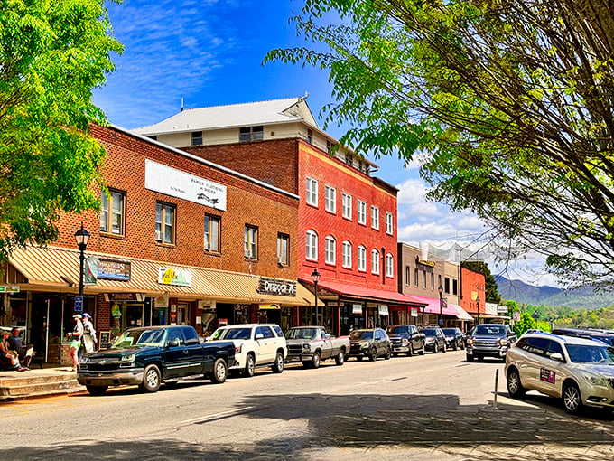 Franklin's mountain-framed Main Street offers a postcard-perfect scene that changes with the seasons but never loses its charm.