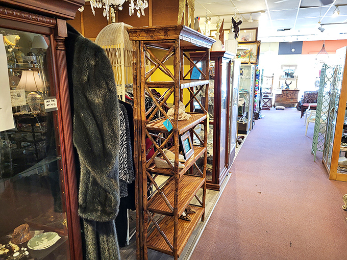 
Fur coats and wooden treasures line the pathway to more discoveries. Like a well-organized treasure hunt where X marks… everything. 