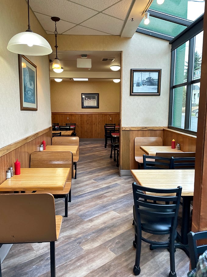 Simple wooden tables, red ketchup bottles, and unlimited coffee refills—the holy trinity of classic American diners.