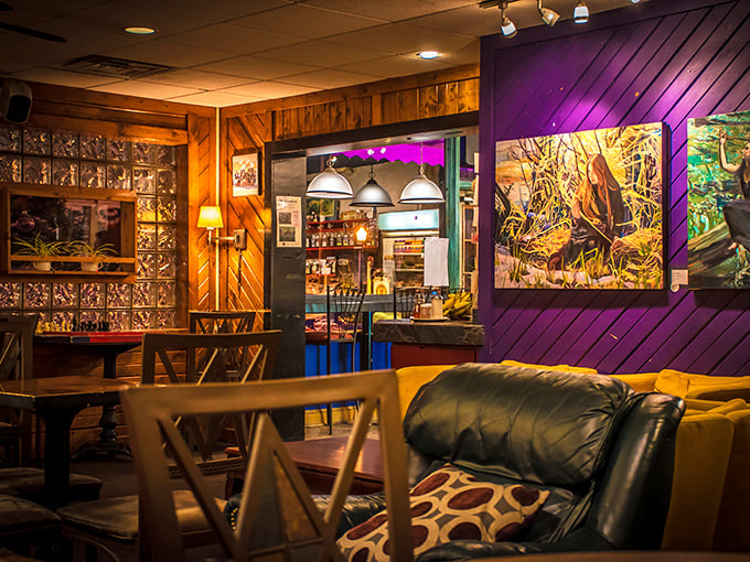Evening ambiance with purple walls and warm lighting – when coffee shops transform from daytime workspaces to nighttime hideaways.