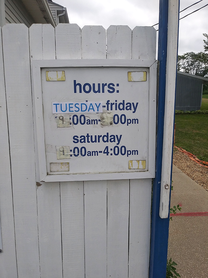 Time your treasure hunt! These slightly weathered business hours sign has guided countless bargain seekers to thrifting glory Tuesday through Saturday.