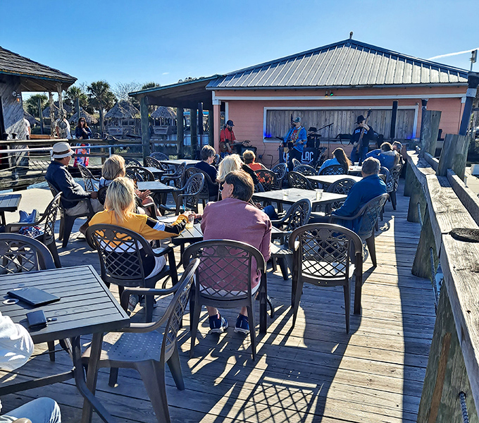 Live music and ocean breezes – the complimentary sides that come with every meal here, no substitutions necessary.