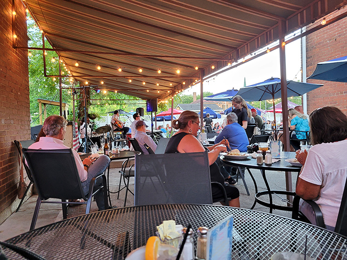 Summer evenings on the patio with live music—the soundtrack to memories in the making. Pure Ohio River magic. 