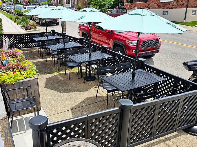 The outdoor seating area offers fresh air with your feast – perfect for those summer days when only fried chicken will do.