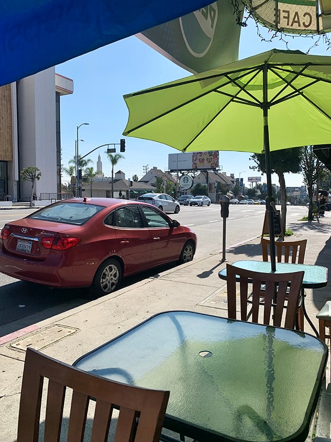 Sidewalk seating that lets you enjoy your breakfast with a side of people-watching – an essential Los Angeles pastime.