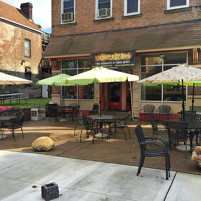 Outdoor seating under cheerful umbrellas—because barbecue this good deserves fresh air and sunshine as accompaniments.