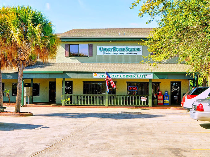 Palm trees and a welcoming porch—the Florida breakfast experience in its natural habitat.