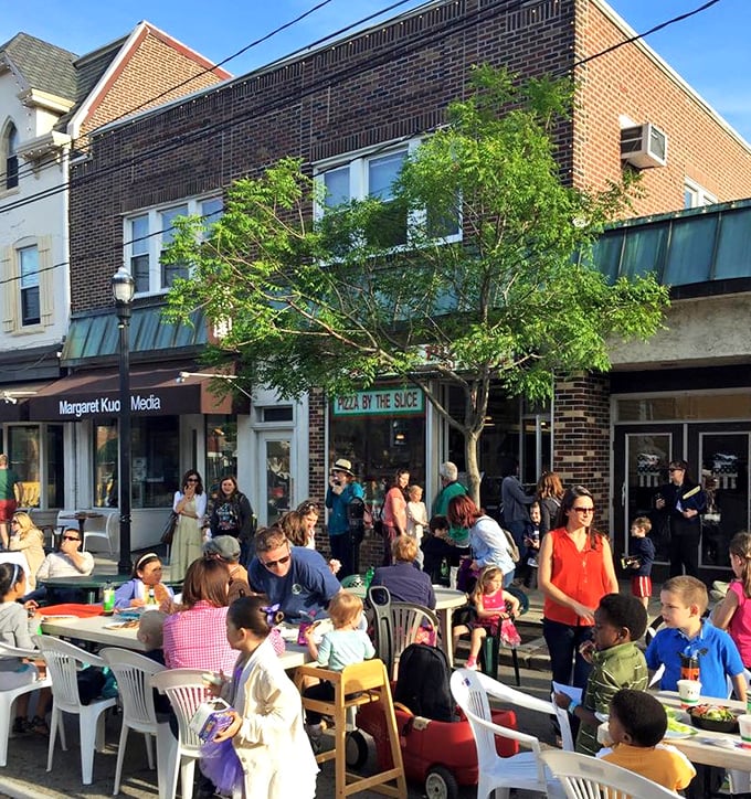 Al fresco dining Media-style – where the people-watching is almost as good as the pizza eating.