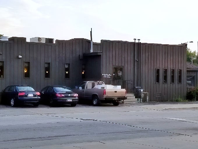 Even the parking lot has that no-nonsense Midwestern charm – practical, unpretentious, and ready to welcome hungry visitors from near and far.