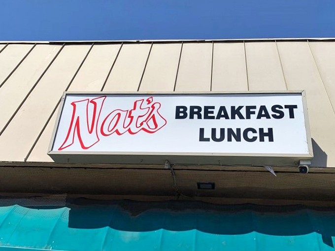 The sign that Valley breakfast lovers follow like a beacon – simple, straightforward, and promising exactly what it delivers.