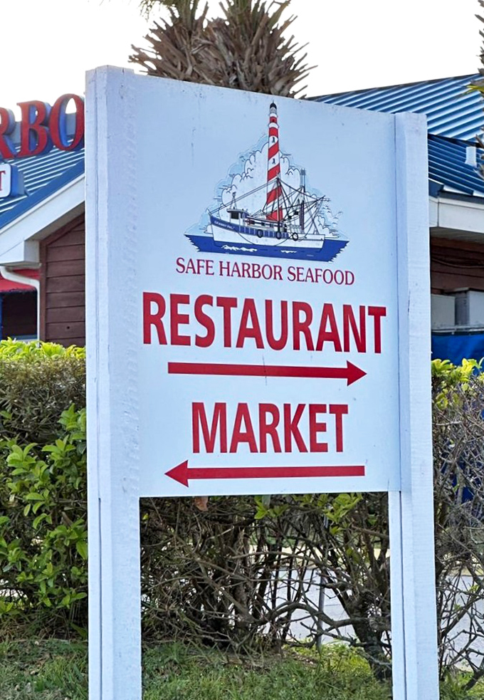 Follow the arrows to find both restaurant and market – it's like a choose-your-own seafood adventure.