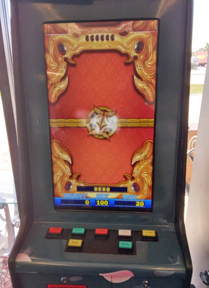 A gaming machine that once ate quarters now waits for a collector or nostalgic gamer to give it a forever home. Vegas vibes without the plane ticket.