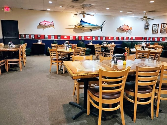 More dining room views reveal fish on walls and satisfied folks at tables – perfect symmetry.