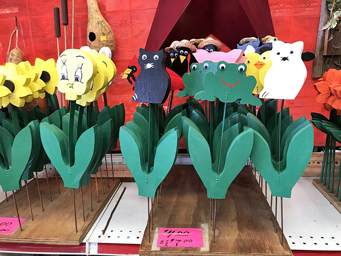 Garden whimsy comes alive with these charming animal-themed lawn ornaments – because every flower bed deserves a frog, cat, or duck companion.