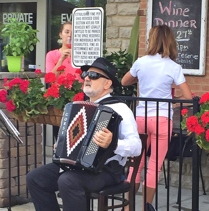 Live accordion music on the patio adds that authentic Italian soundtrack to your meal—no passport or Duolingo required.