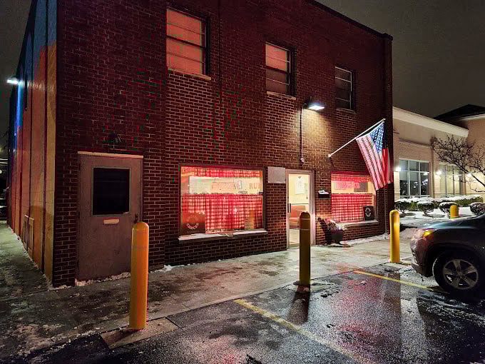 As night falls, the brick exterior glows with promise. Like a lighthouse for the pizza-starved, guiding hungry souls to safe harbor.