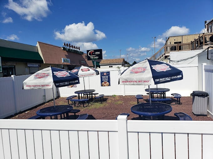 Outdoor seating for when you want witnesses to your sandwich-induced joy – weather and appetite permitting.