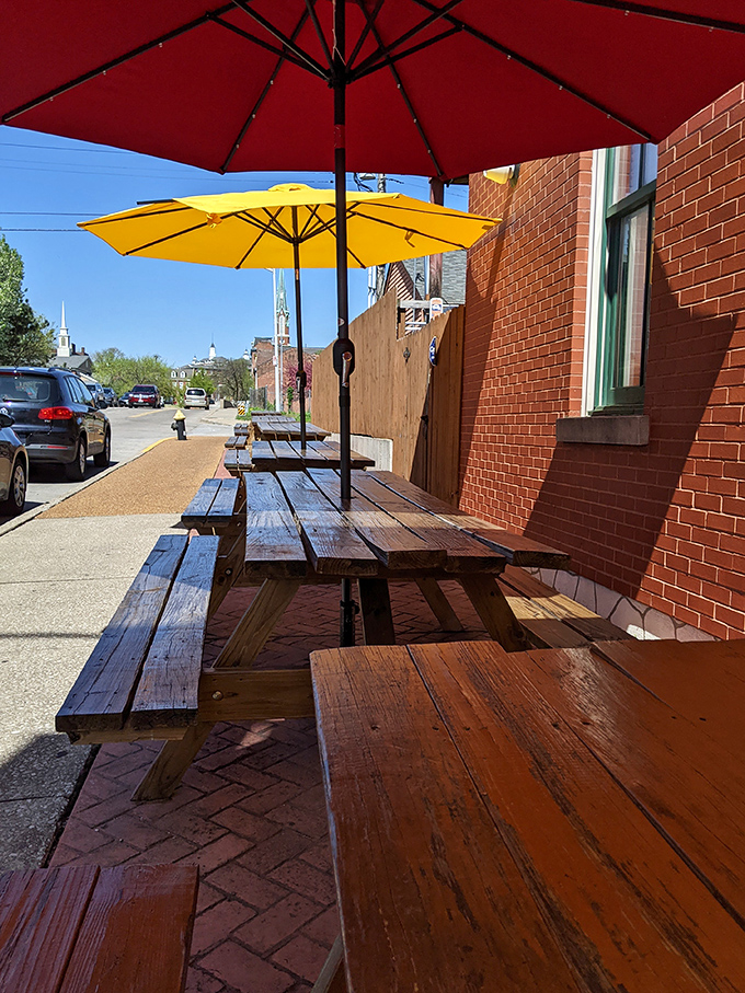 Outdoor dining under cheerful umbrellas – where the breeze carries hints of smoke and the promise of meat sweats to come.