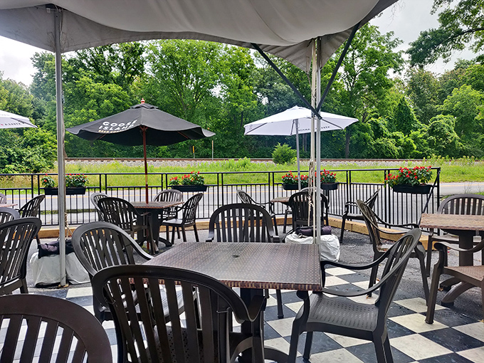 The outdoor seating area offers a breath of fresh Maryland air with your meal. Nature and fried chicken – a pairing as old as time.