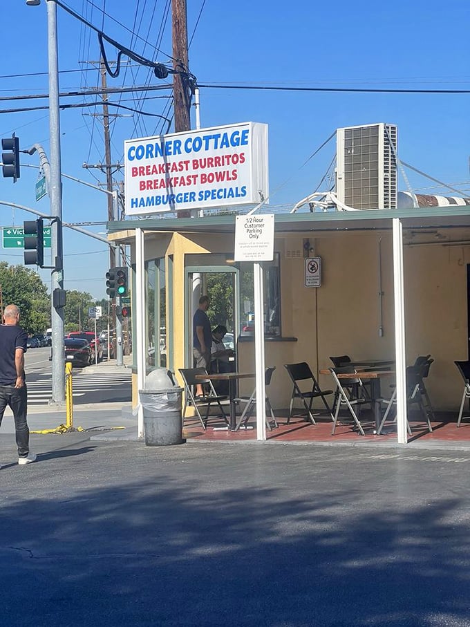 The outdoor waiting area doubles as prime people-watching territory. Everyone equal in the democracy of deliciousness, patiently awaiting their turn.