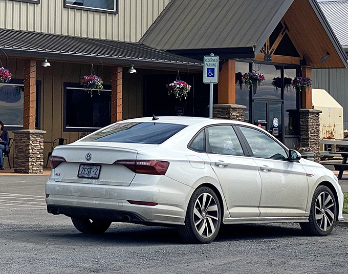 Even the parking lot has a certain charm – where cars wait patiently while their owners experience pie-induced euphoria inside.