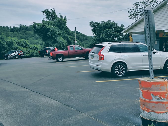 The parking lot fills up early—locals know that the early bird gets the chicken at Pappy's, no matter what time of day. 
