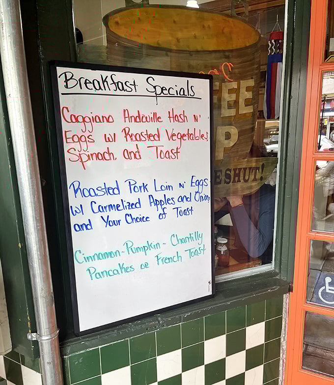 Daily specials scrawled on the window board – like Caggiano Andouille Hash with roasted vegetables – tempt even the most decisive menu-readers to reconsider.
