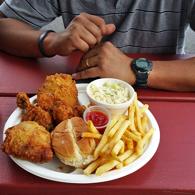 The complete Red Rabbit experience – fried chicken, creamy coleslaw, and those legendary fries. A plate that proves happiness is still served at picnic tables.