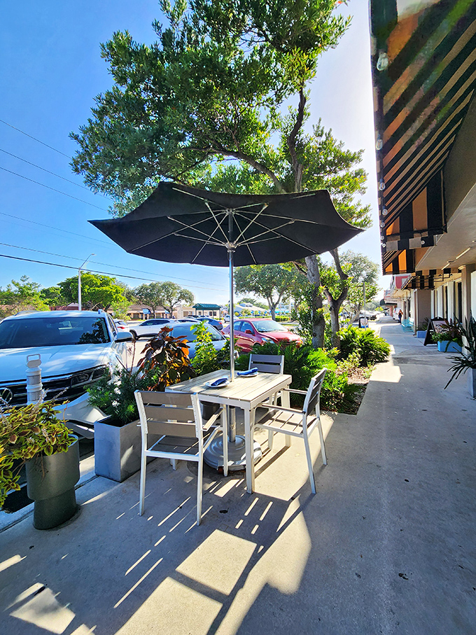 Florida sunshine and ice cream – a match made in heaven, with outdoor seating that lets you enjoy both simultaneously.