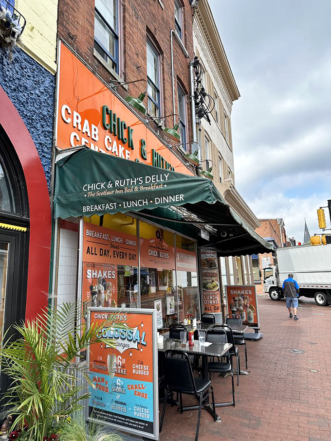 Sidewalk seating for those who want to people-watch while tackling sandwiches that require both hands and several napkins.