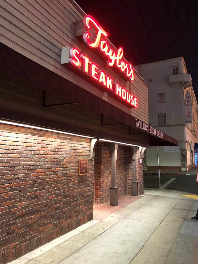 The exterior may not scream "food paradise," but that's the point – the best experiences in life rarely advertise themselves with neon... except this one does.