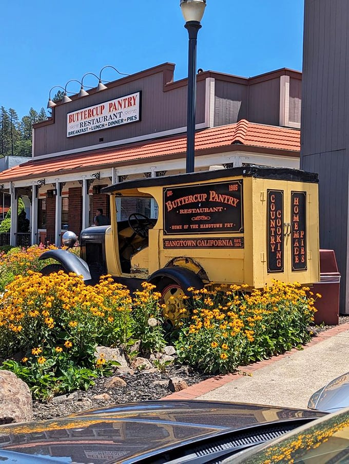 That vintage delivery truck out front isn't going anywhere—except maybe into your Instagram feed. Gold Rush charm with buttercup-yellow flair.