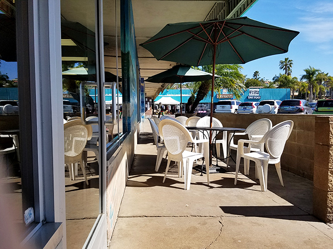 California outdoor dining at its most honest. Ocean breeze, palm trees, and sugar-coated fingers—a perfect trilogy.