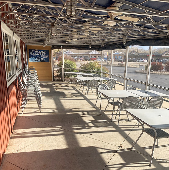 The screened patio offers al fresco dining without competing with the bugs – because nothing should come between you and barbecue perfection.