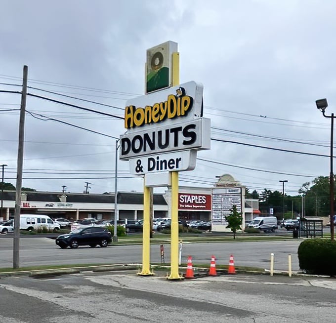 The roadside sign that's guided hungry travelers for years—a yellow North Star for those seeking authentic Columbus comfort food.